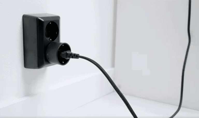 Plejd lanserar sin smarta plugg i färgen svart