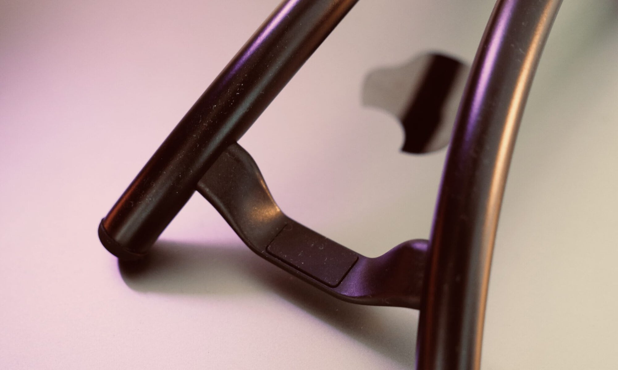 BookArc Flex är en snygg hållare till vår dator men den är inte helt stabil